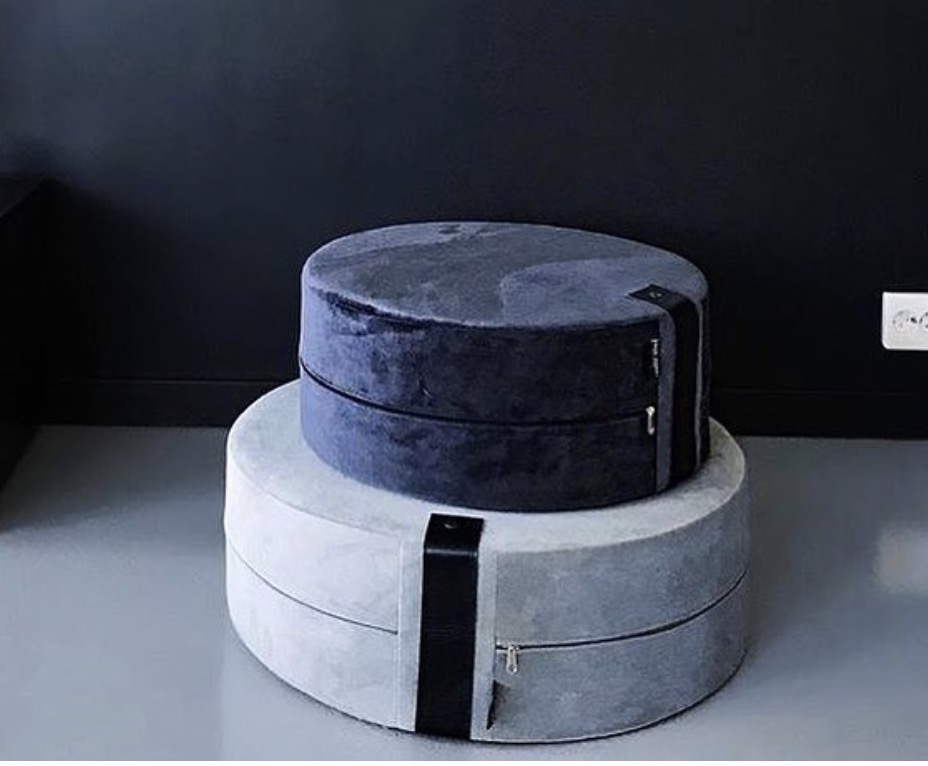 Louise Smærup puff 62 x 20 cm i lysgrå velour i lekkert nordisk design