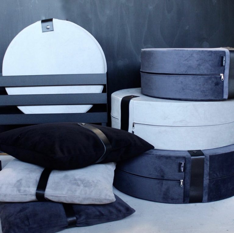 Louise Smærup puff 62 x 20 cm i lysgrå velour i lekkert nordisk design